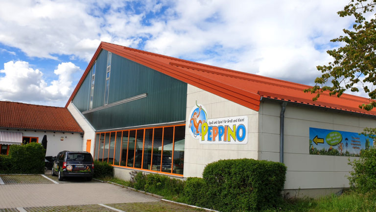 Peppino Indoorspielplatz mit vielen Fahrzeugen in Forstern östlich von ...