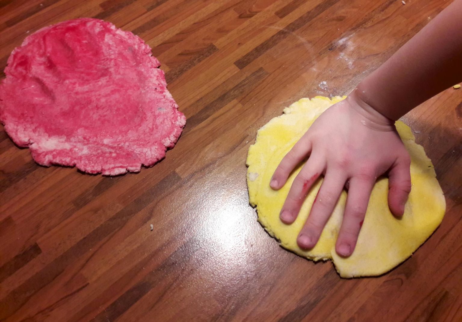 Selbst gemachter Indoorsand, leuchtender Schleim, Knete, Kreide und ...