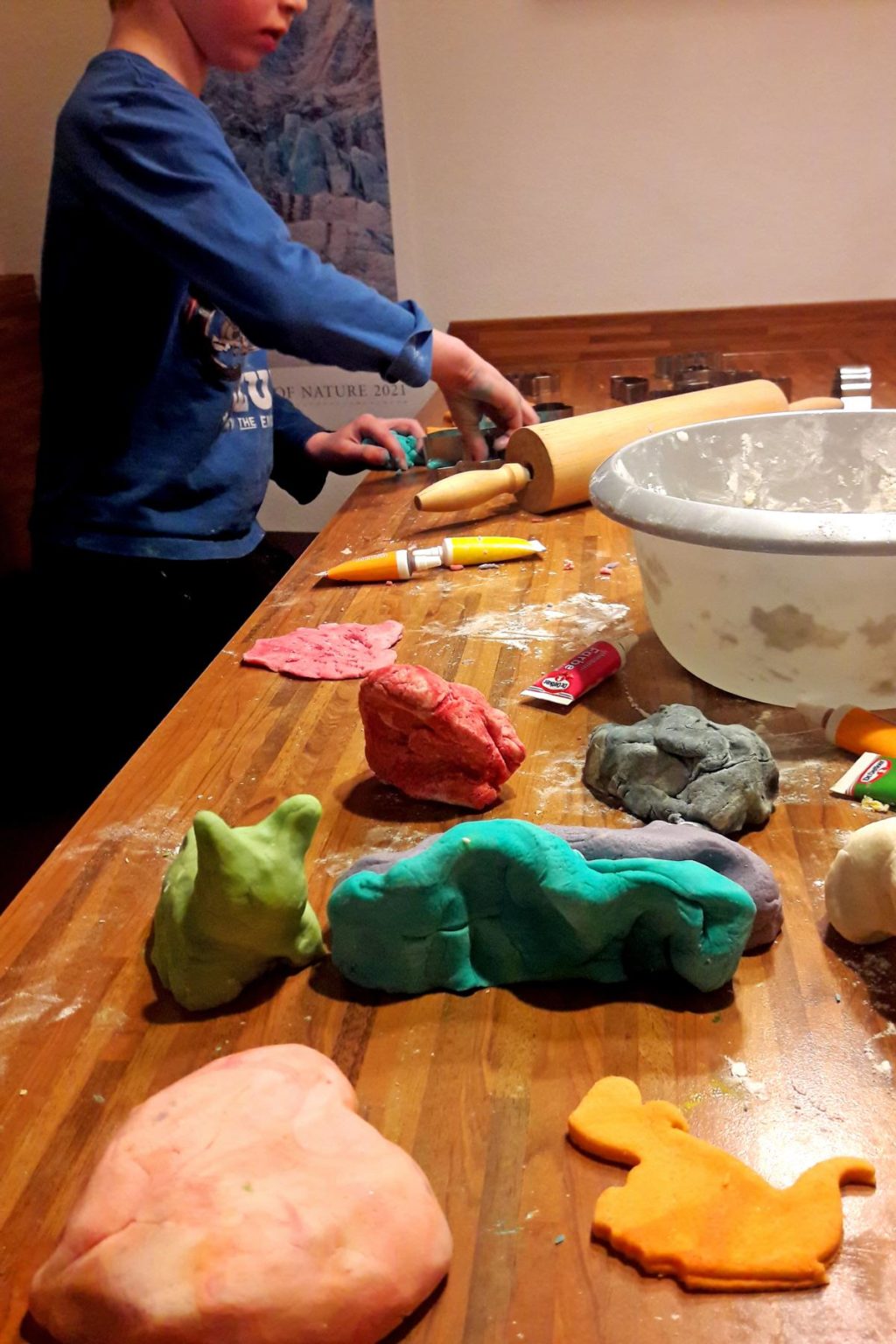 Selbst gemachter Indoorsand, leuchtender Schleim, Knete, Kreide und ...