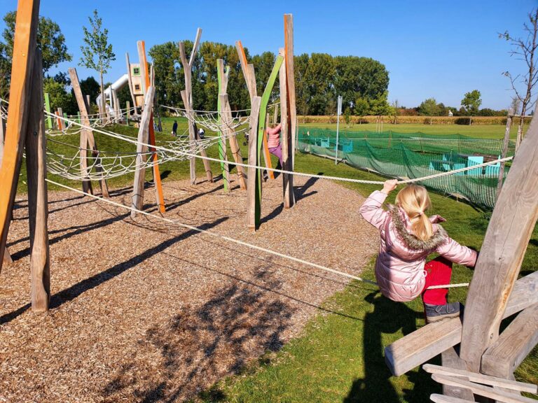 Der riesige neue Abenteuerspielplatz in Garching mit ...