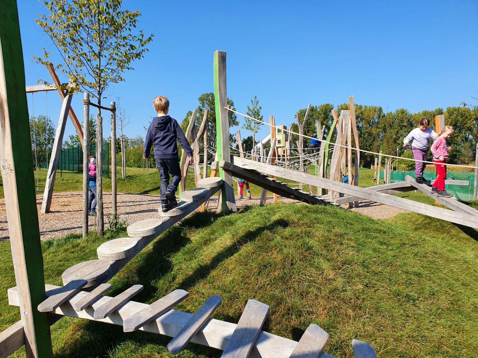 Der riesige neue Abenteuerspielplatz in Garching mit ...