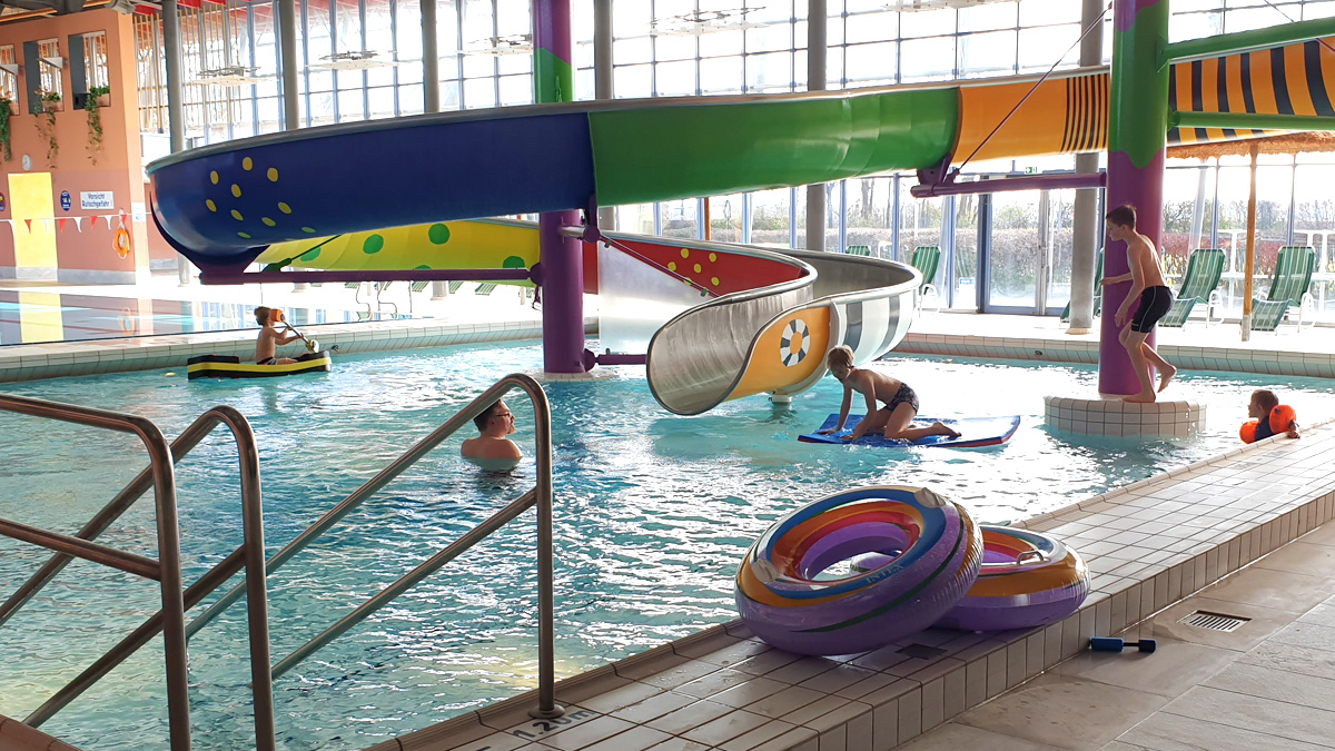 Das "Neufun": Erlebnis-Schwimmbad mit Wasser-Rutsche und Action Parcours (samstags) in Neufahrn ...