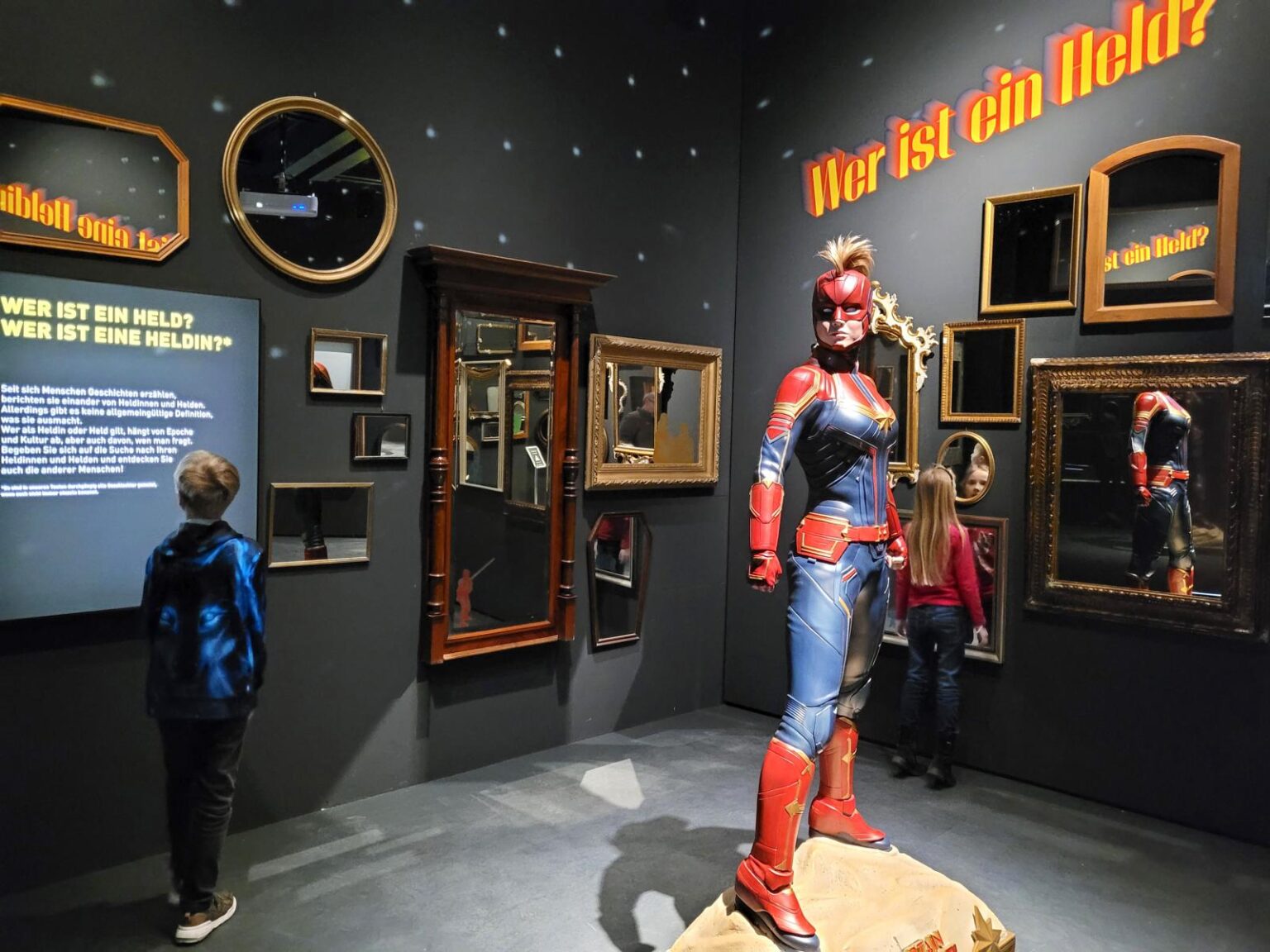 "Heldinnen & Helden": interaktive Ausstellung im Museum „Lokschuppen ...