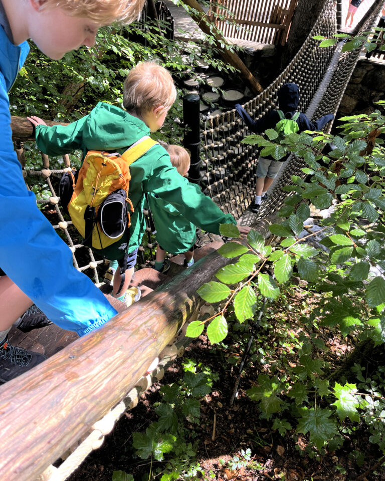 Freizeitpark Ruhpolding – Märchenwald mit Fahrgeschäften, Dinos und ...