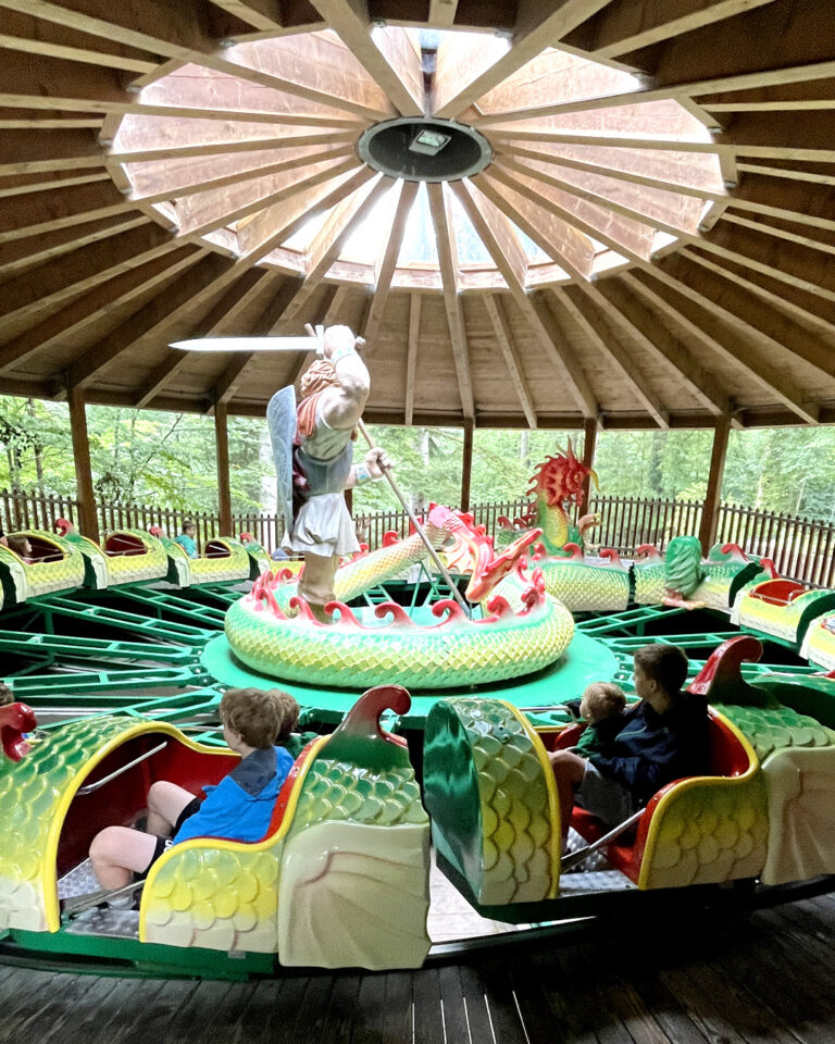 Freizeitpark Ruhpolding – Märchenwald mit Fahrgeschäften, Dinos und ...