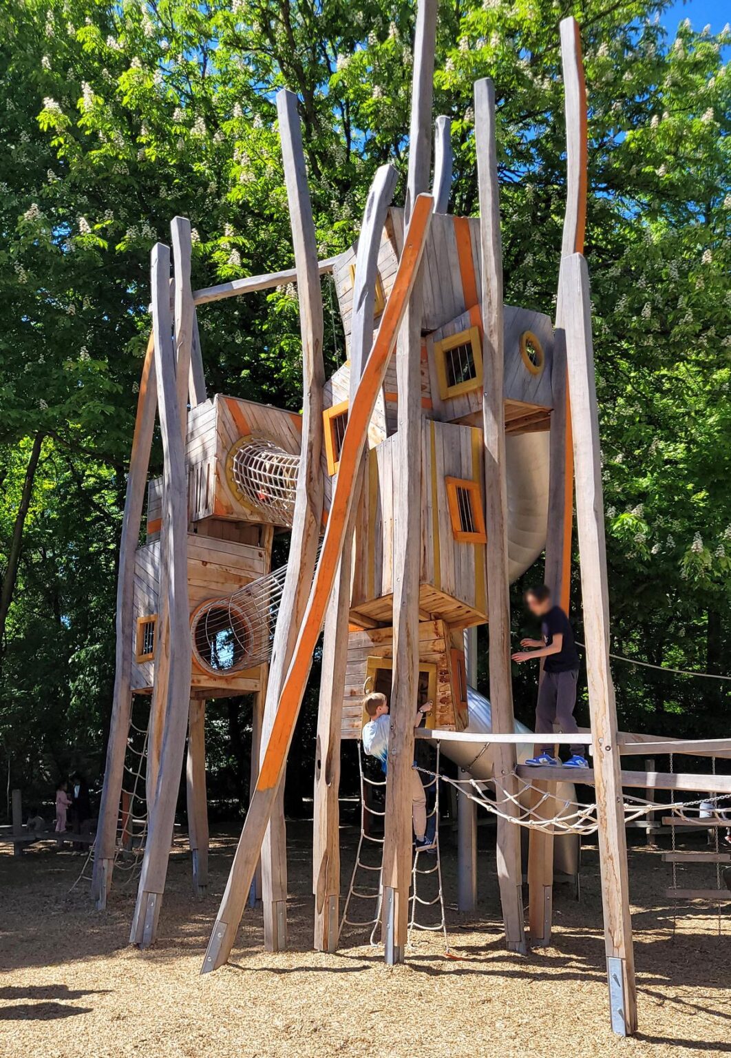 Freizeitoase "Campus Ost" in München, Berg-am-Laim mit Abenteuerspielplatz - Ich spring im Dreieck